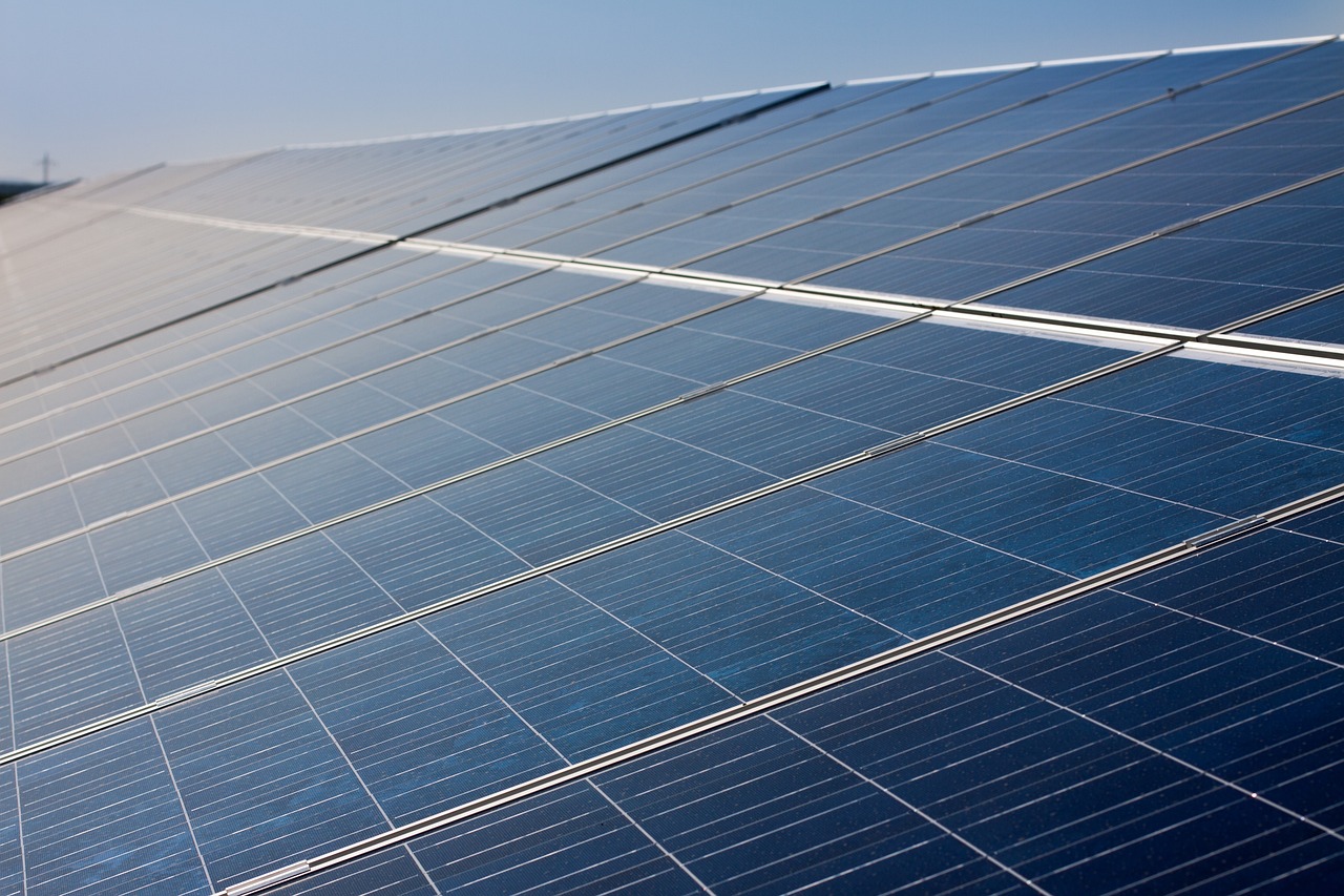 Instalarea unui sistem solar plutitor pentru lacuri și bazine - Restart ...